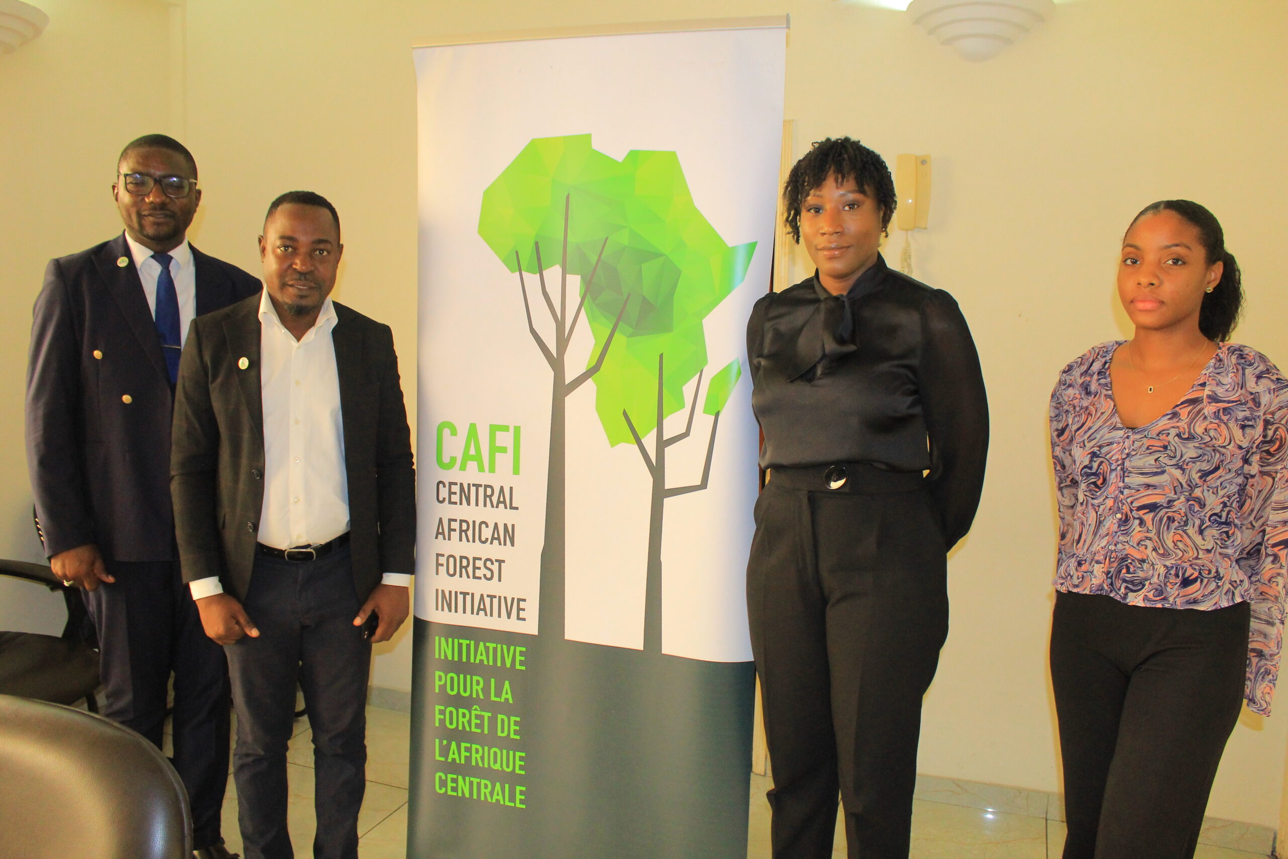 ECHANGE ENTRE L’EQUIPE DU ONE FOREST YOUTH INITIATIVE (OFYI) ET L’UNITE ...